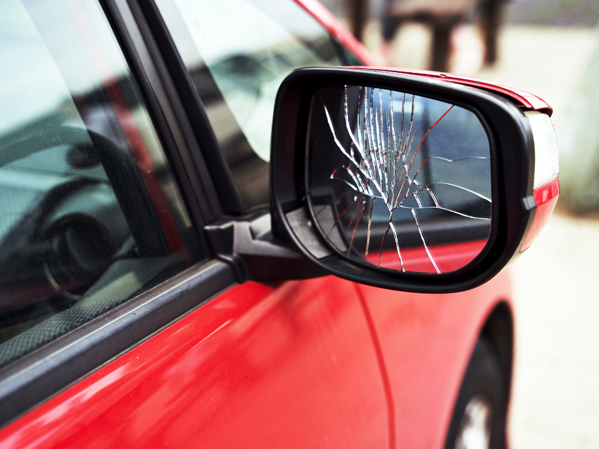 5 Signs You Must Replace Your Car’s Side Mirror